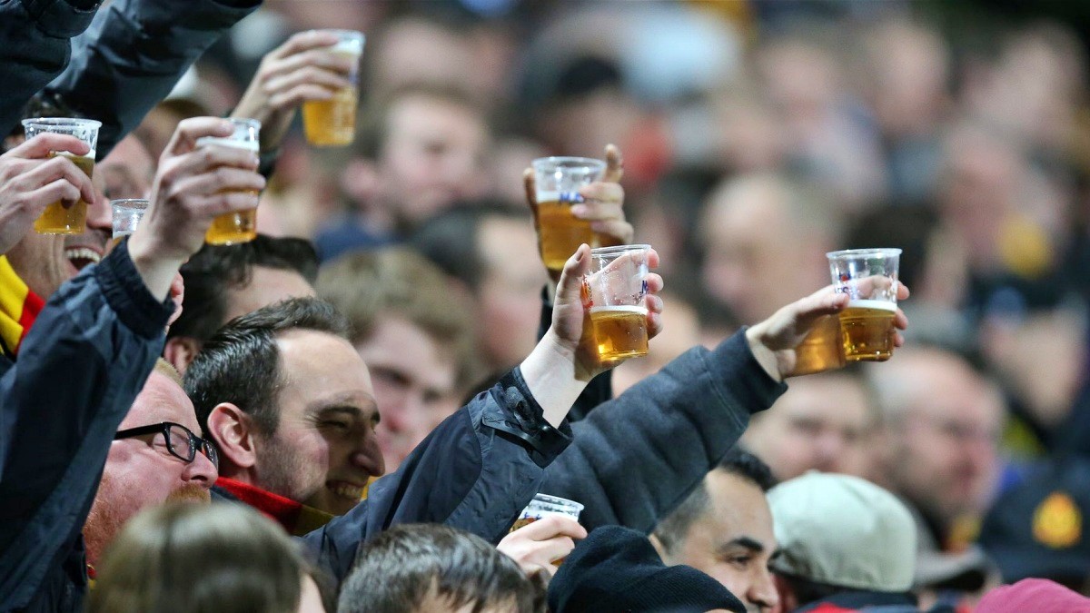 Pivo na stadionech zadarmo: Kdo akci nevyužije, okrádá sám sebe