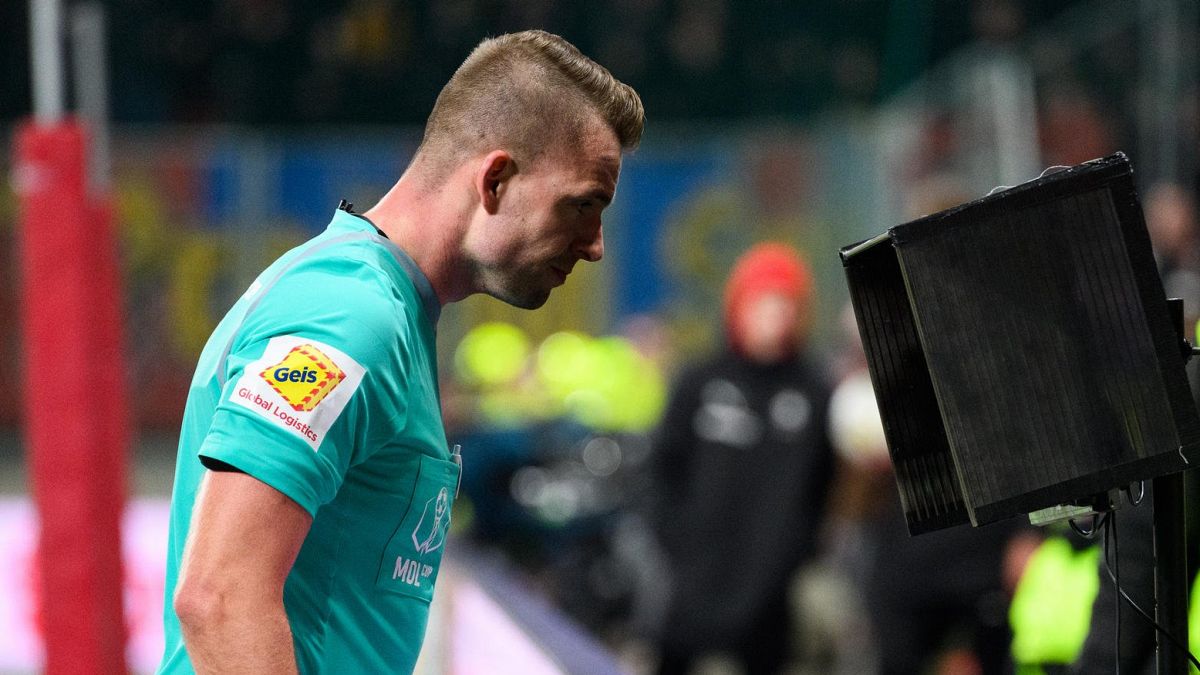 Rozhodčí Rouček v derby Slavia - Sparta: Padouch nebo hrdina?